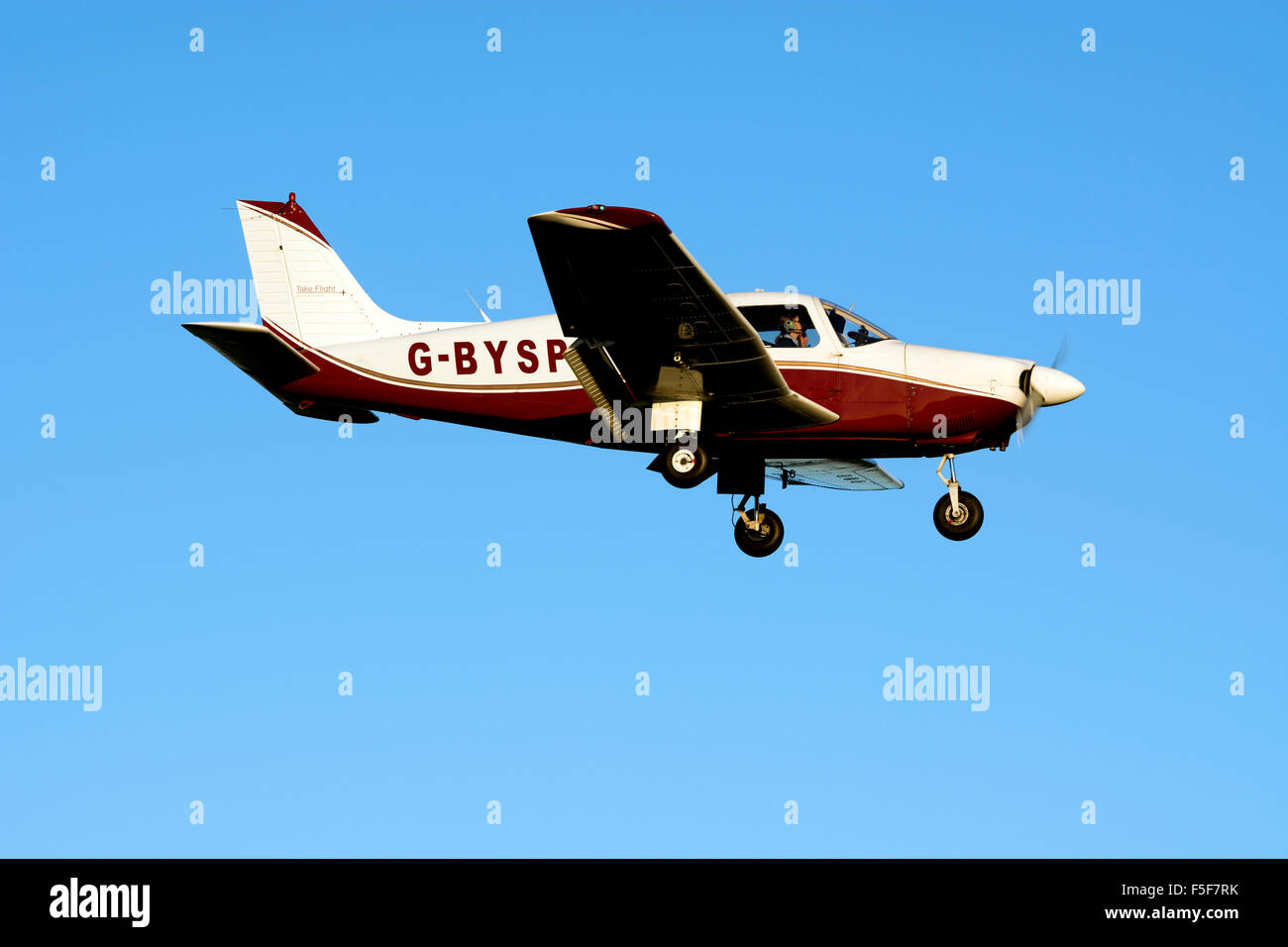 Piper pa28 pa 28 cherokee archer flying hi-res stock photography and ...