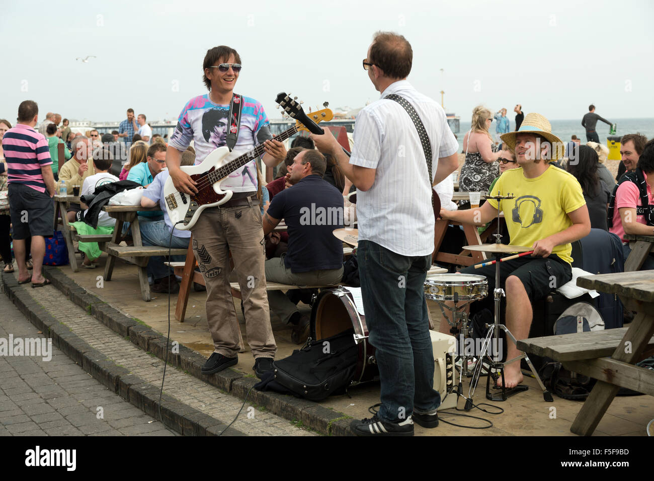 Live on the beach hi-res stock photography and images - Alamy