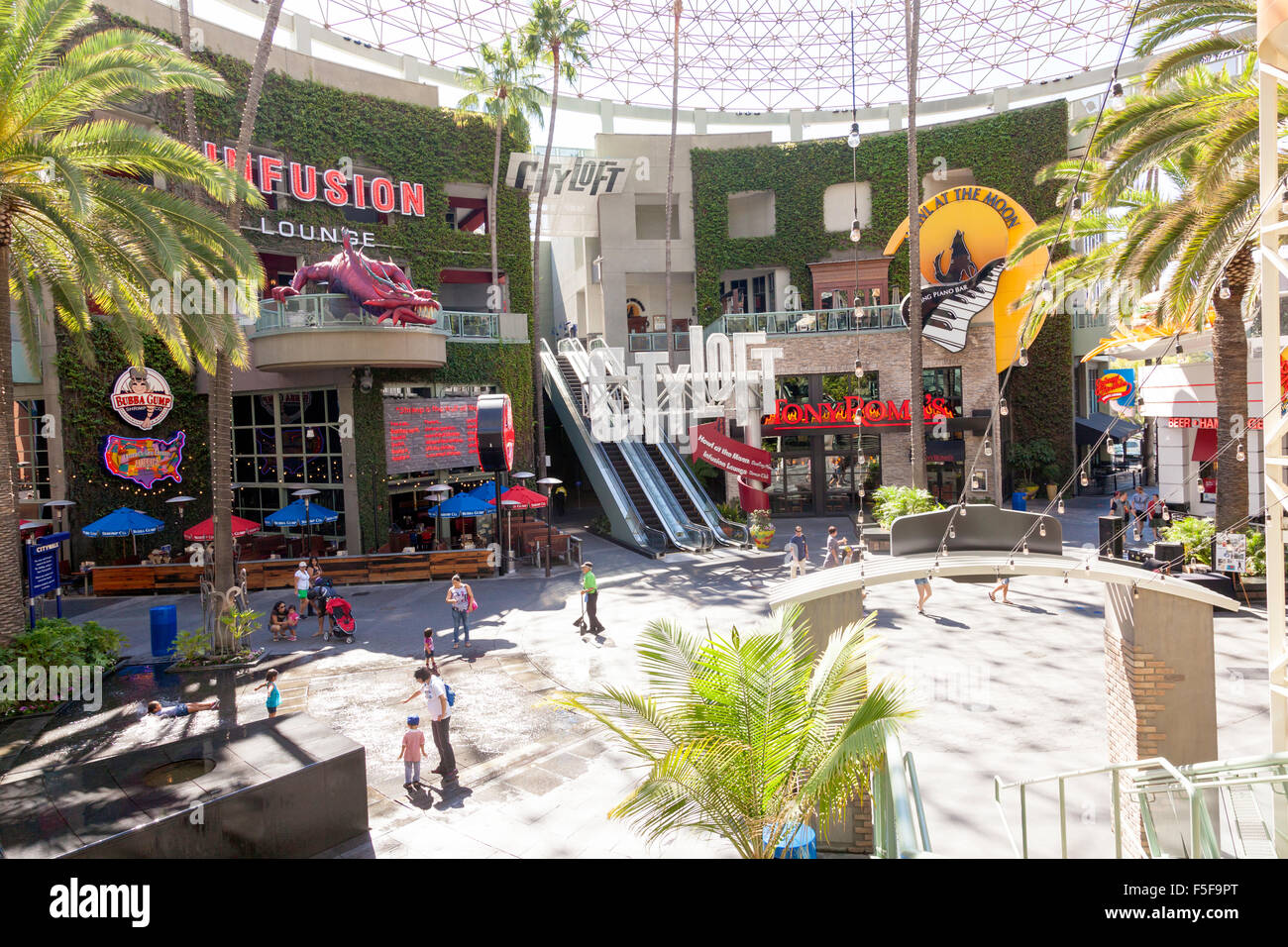 Universal studios film set tourists hi-res stock photography and images ...