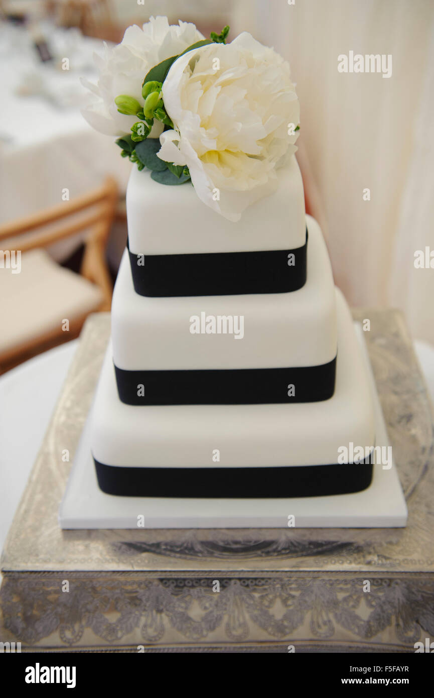 Sharing cake hi-res stock photography and images - Alamy