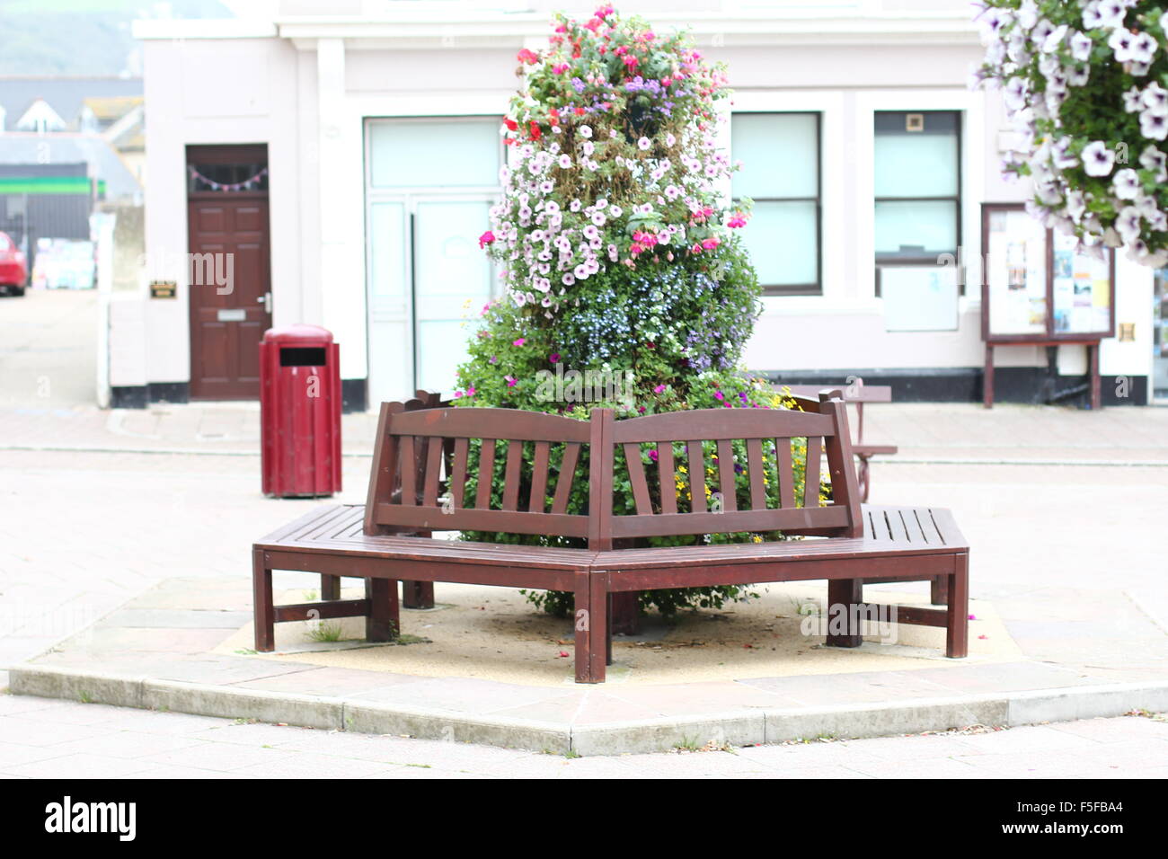 Bench with flowers Stock Photo - Alamy