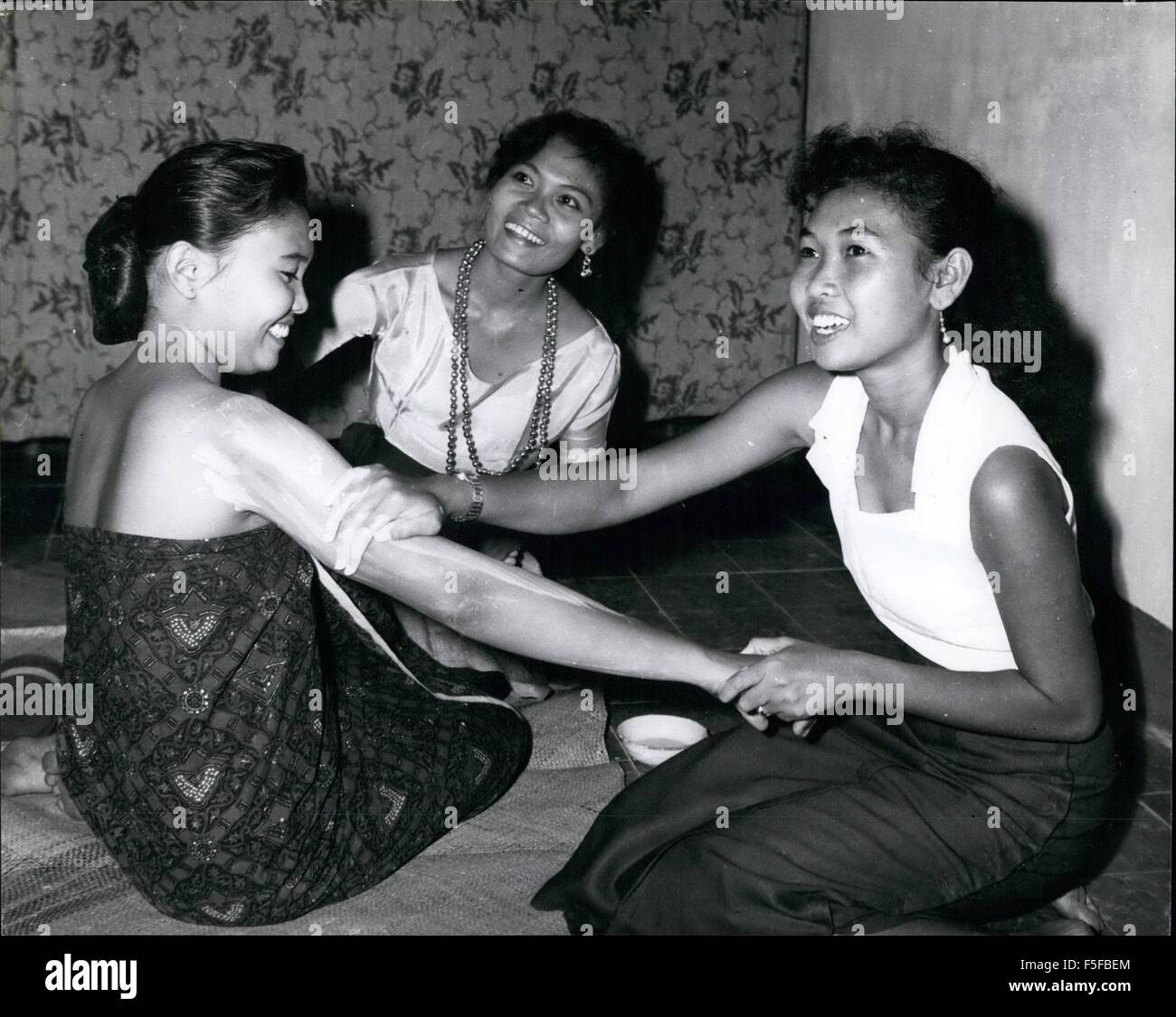 1967 - In a Royal dancing school in Indonesia : Pretty princess sri ...