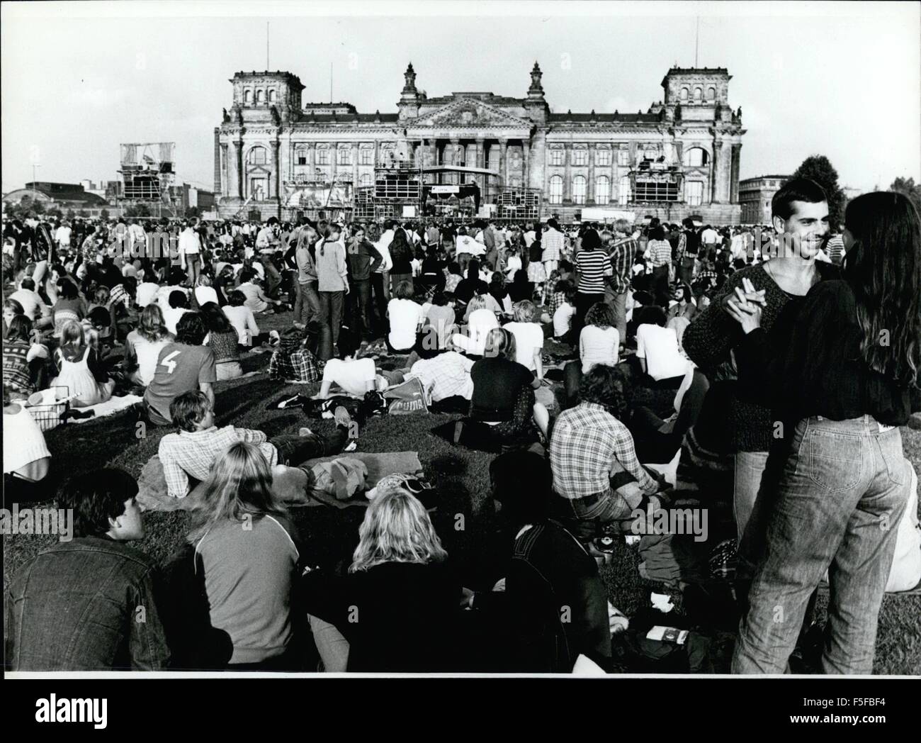 1967 - Rock-Concert In Front of Berlin Wall The greatest open-air-rock ...