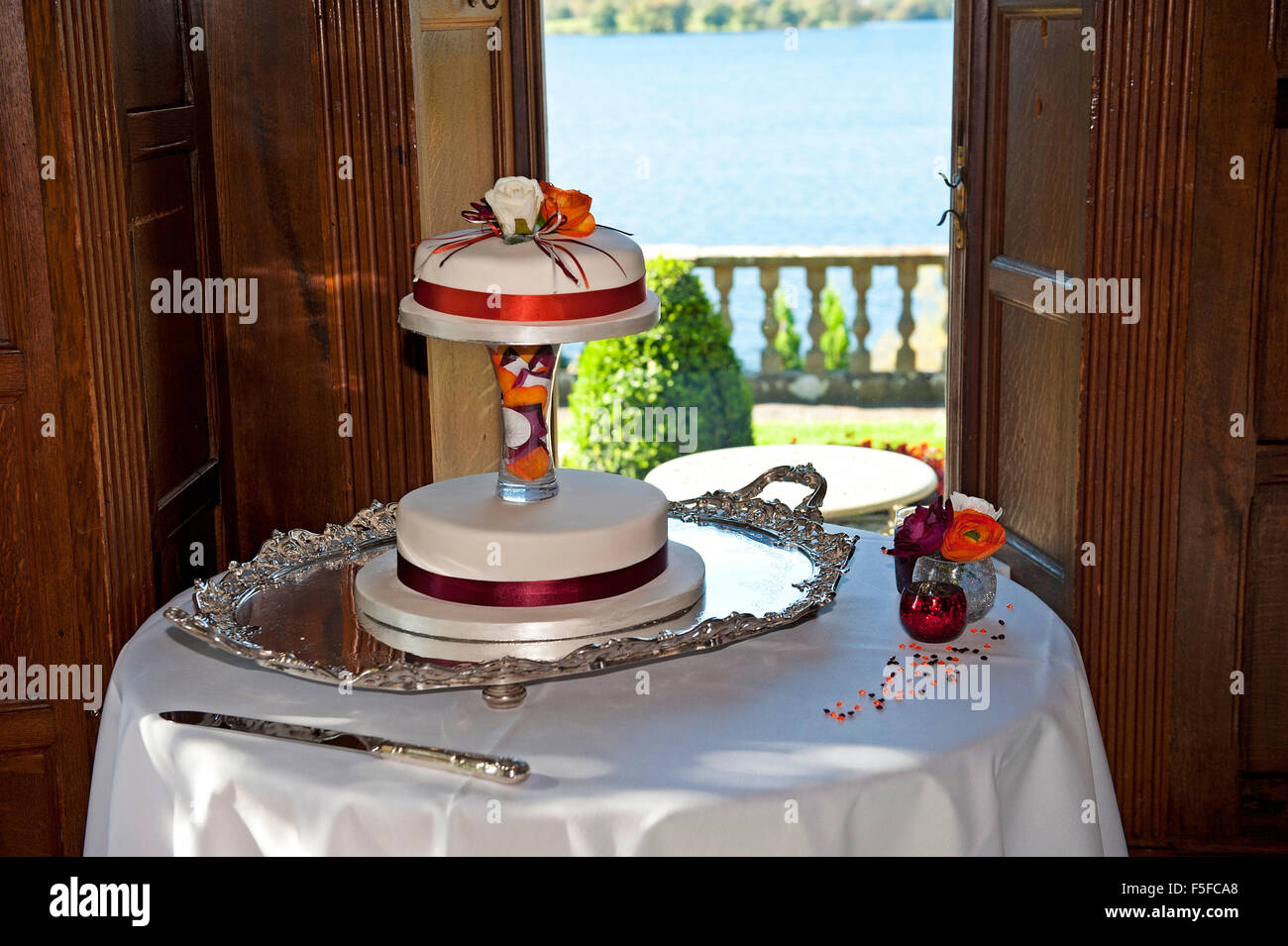 Sharing cake hi-res stock photography and images - Alamy