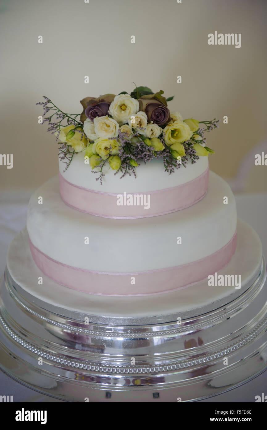 Sharing cake hi-res stock photography and images - Alamy