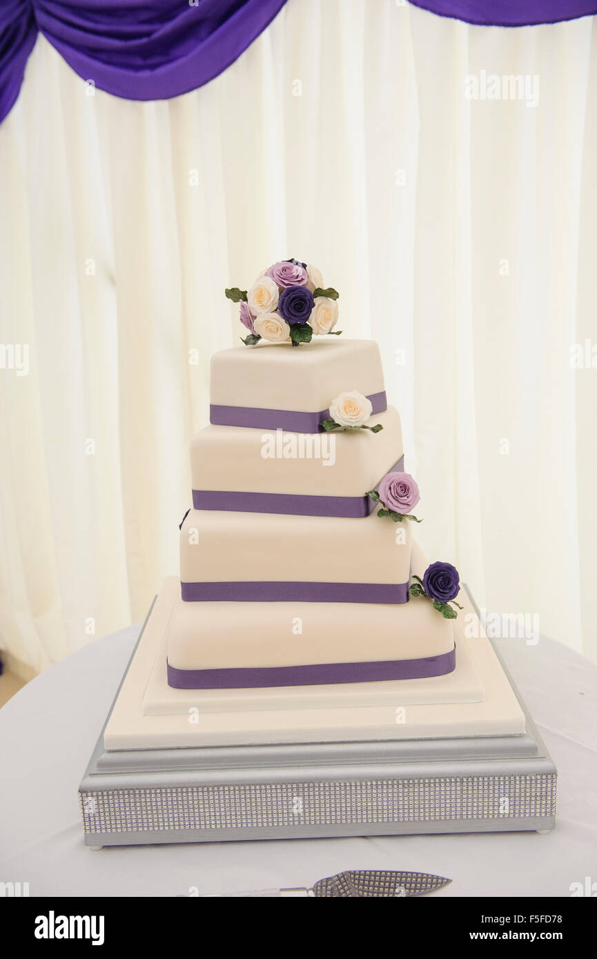 Sharing cake hi-res stock photography and images - Alamy