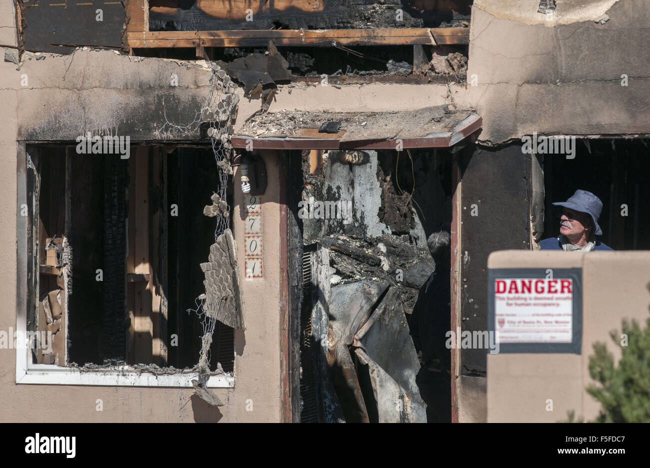 Usa. 3rd Nov, 2015. Santa Fe Police and Fire Departments investigate a ...