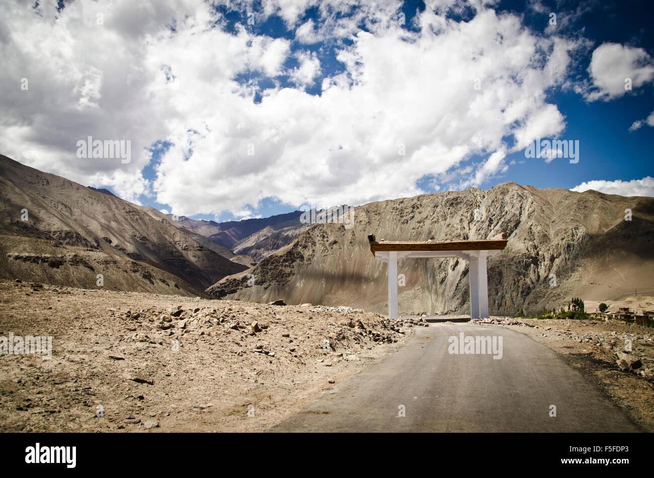 Ladakhi buildings hi-res stock photography and images - Alamy