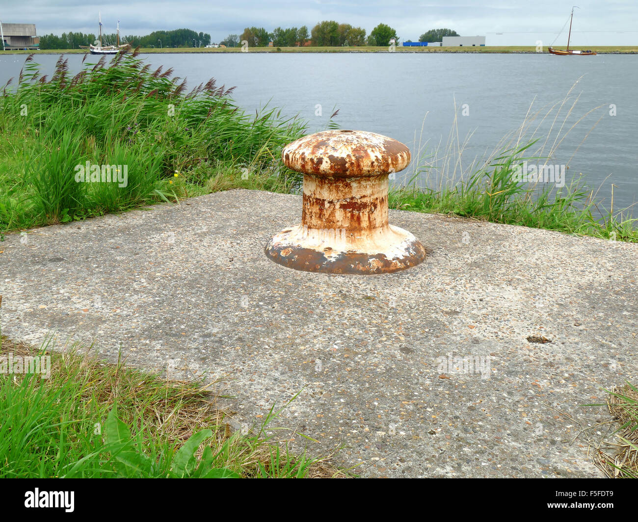 Mooring bollard cast iron hi-res stock photography and images - Alamy