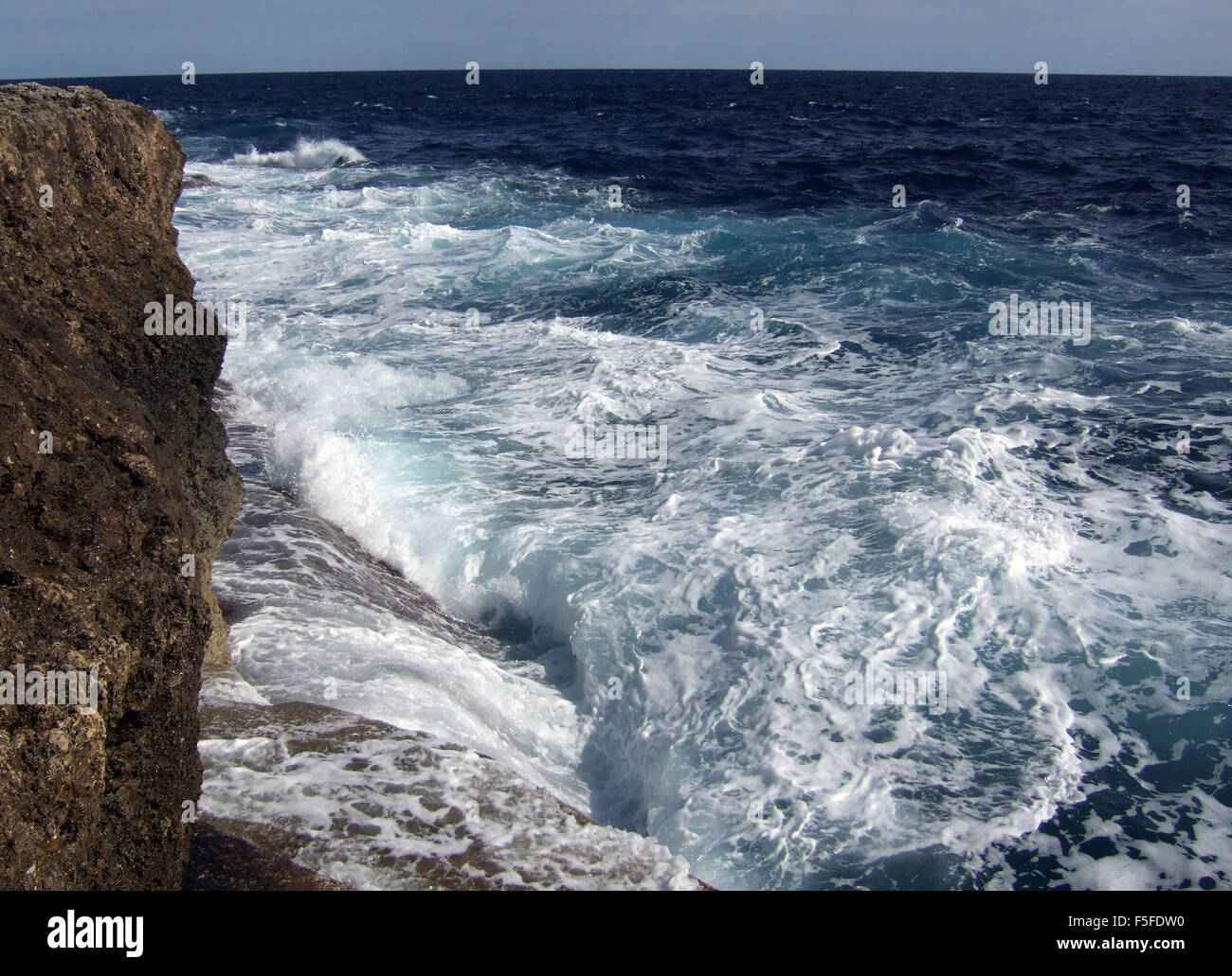 Water crashing on rocks hi-res stock photography and images - Alamy