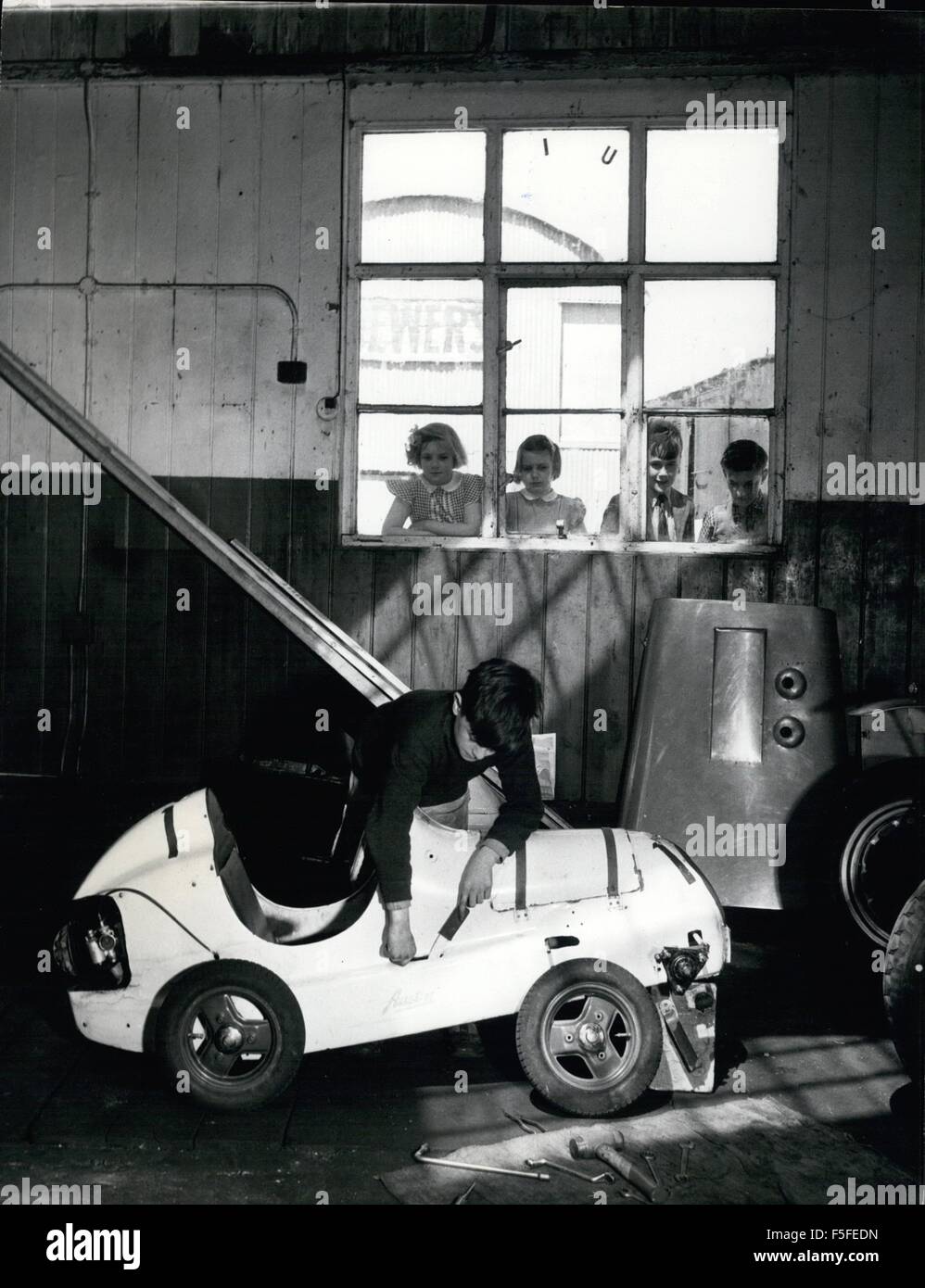 1967 - Racing Motorist - Aged Ten: Bob Rayner Does His Own Repairs ...