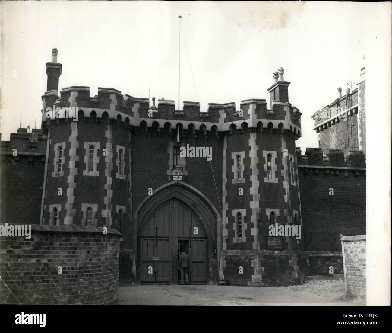 1957 - Reading Prison in Berkshire: a grim-looking castellated building ...