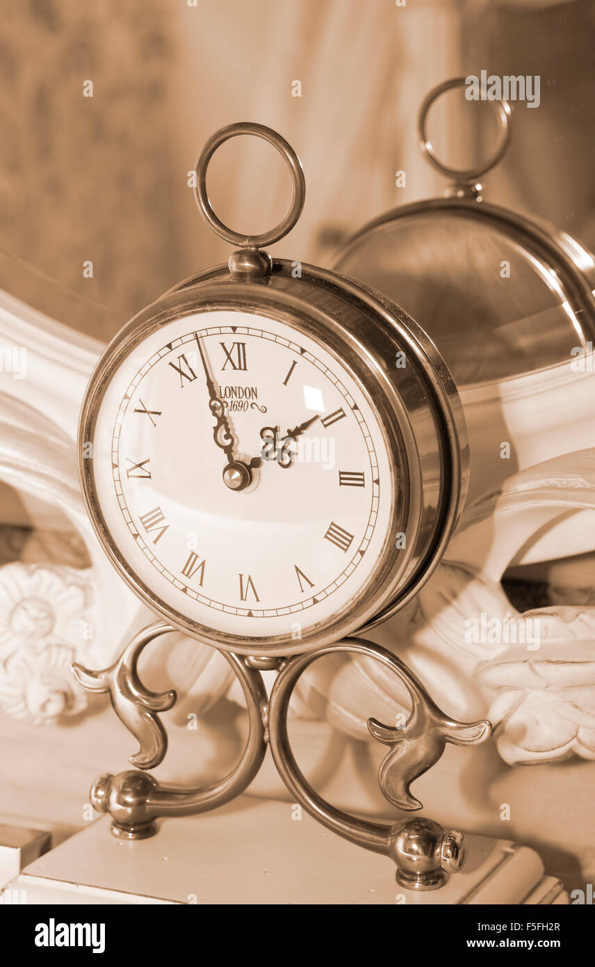 Mirror image of clock hi-res stock photography and images - Alamy
