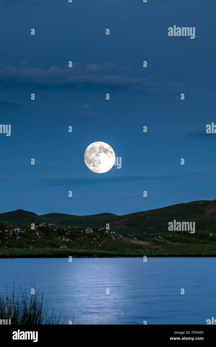 Rising super moon hi-res stock photography and images - Alamy