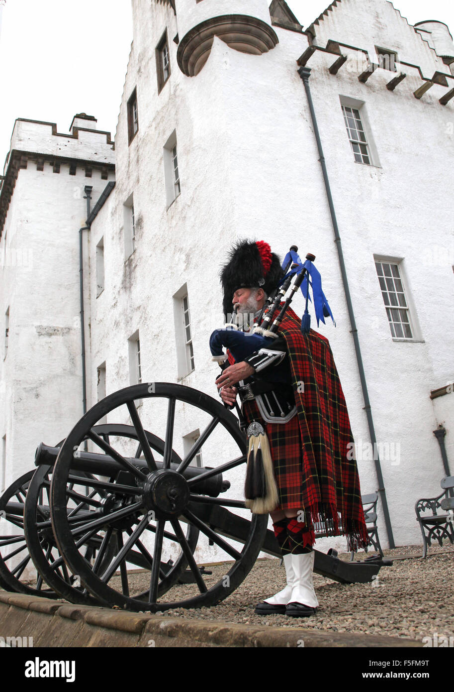 Blair Atholl, Scotland, UK. 17th Aug, 2011. A lone bag piper plays ...
