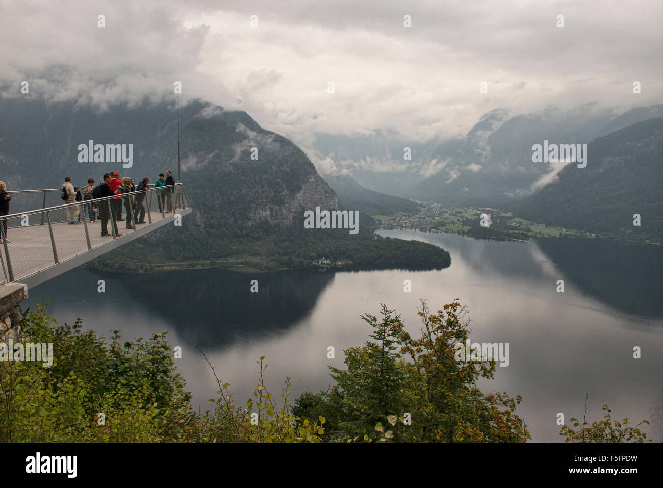 Sky bridge panoramic view over Hallstatt and Hallstätter See ...