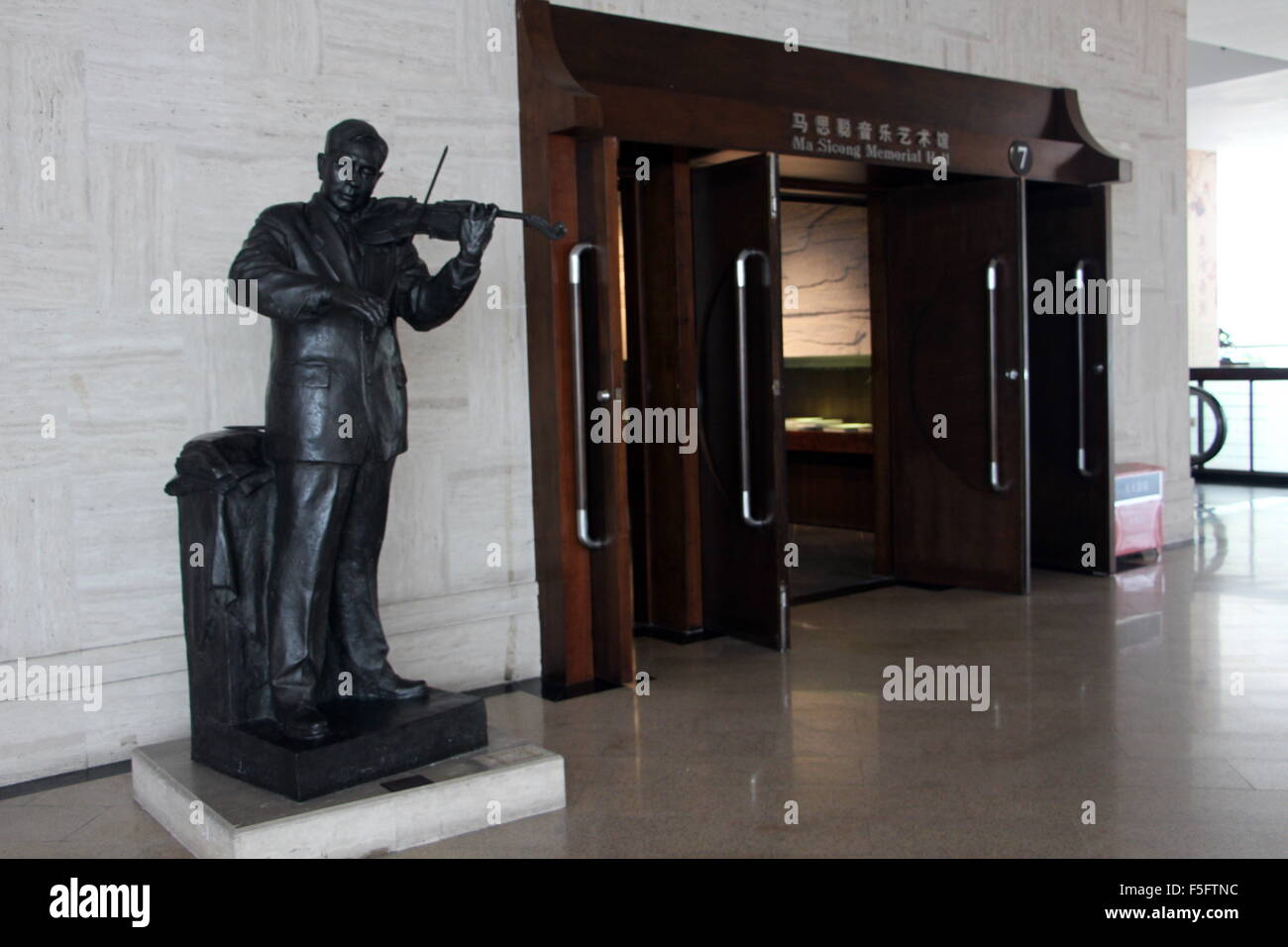 Famous violinist hi-res stock photography and images - Alamy