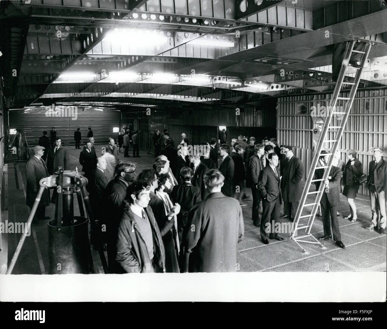 1972 - The World's Largest Hovercraft SR-N4 Makes Its first public ...