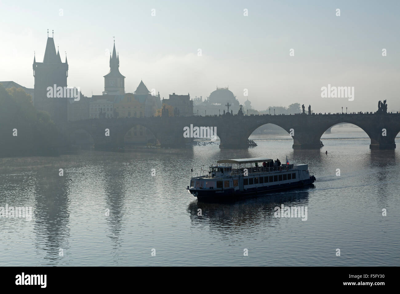 Charles bridge prague fog hi-res stock photography and images - Alamy