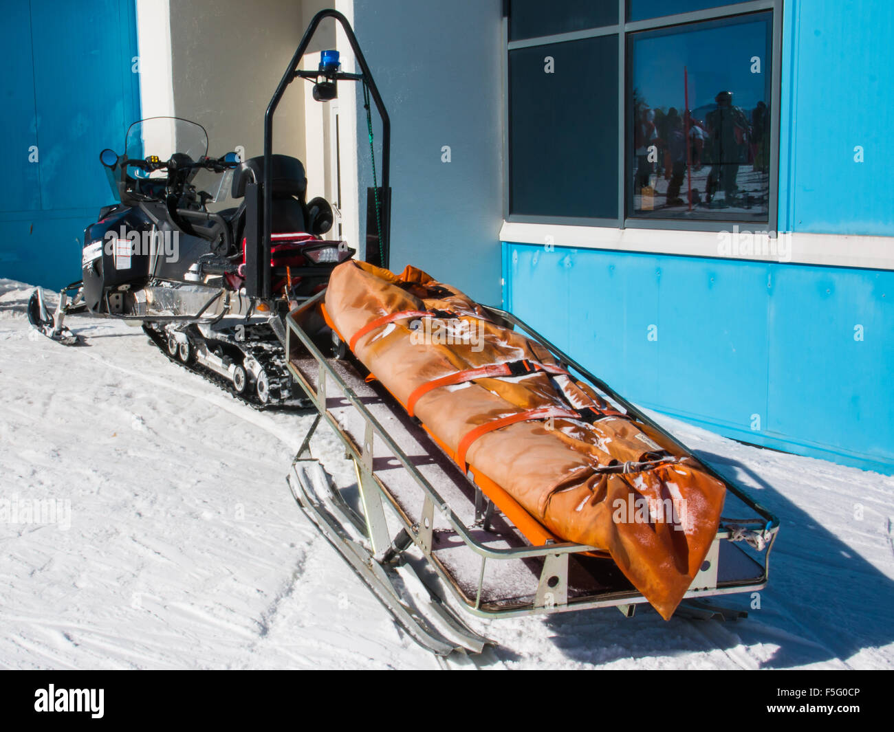 Mountain rescue stretcher snow hi-res stock photography and images - Alamy
