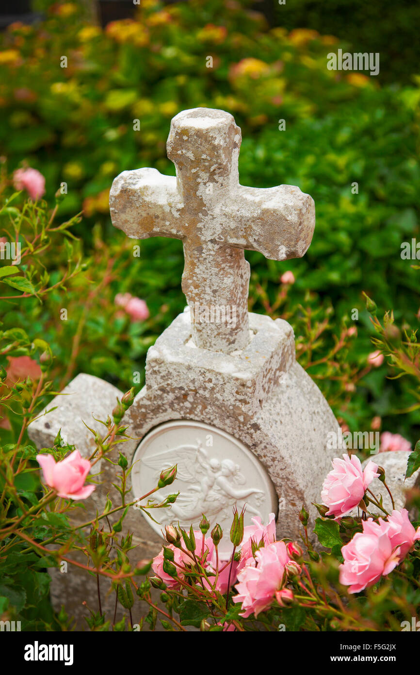 Old grave marker hi-res stock photography and images - Alamy