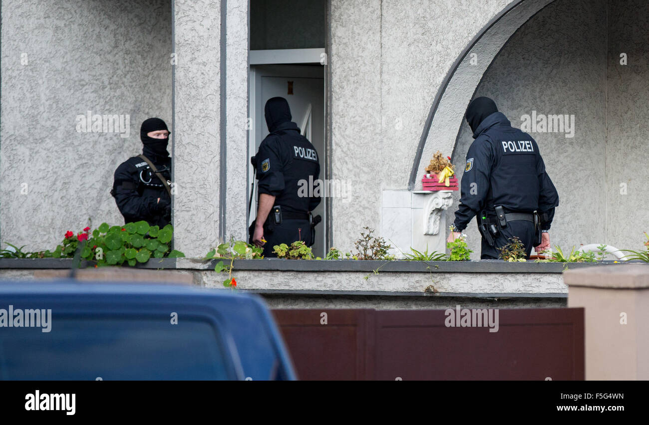 Masked police officers enter a house in Essen, Germany, 04 November ...
