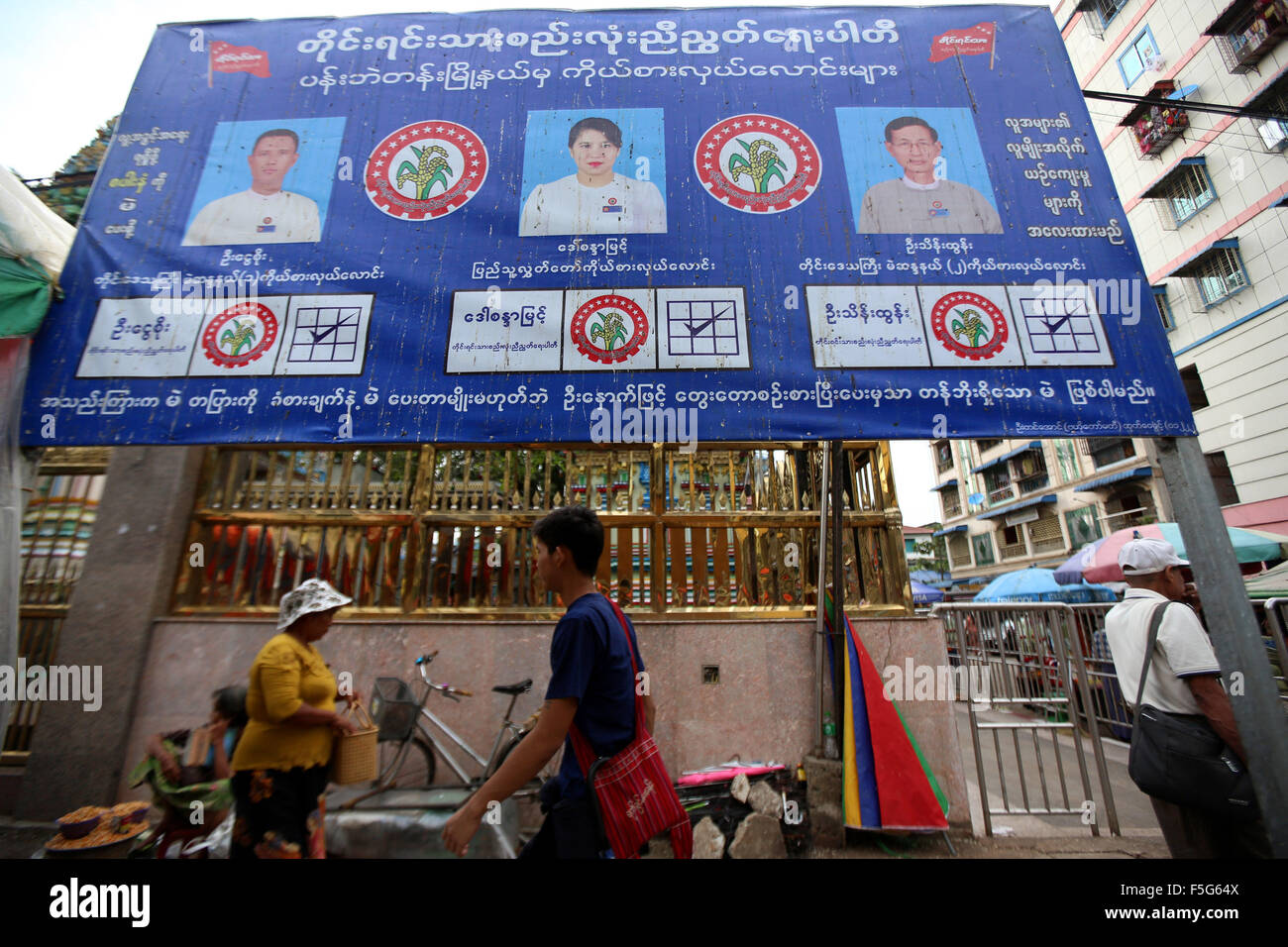 (151104) -- YANGON, Nov. 4, 2015 (Xinhua) -- People walk past a ...