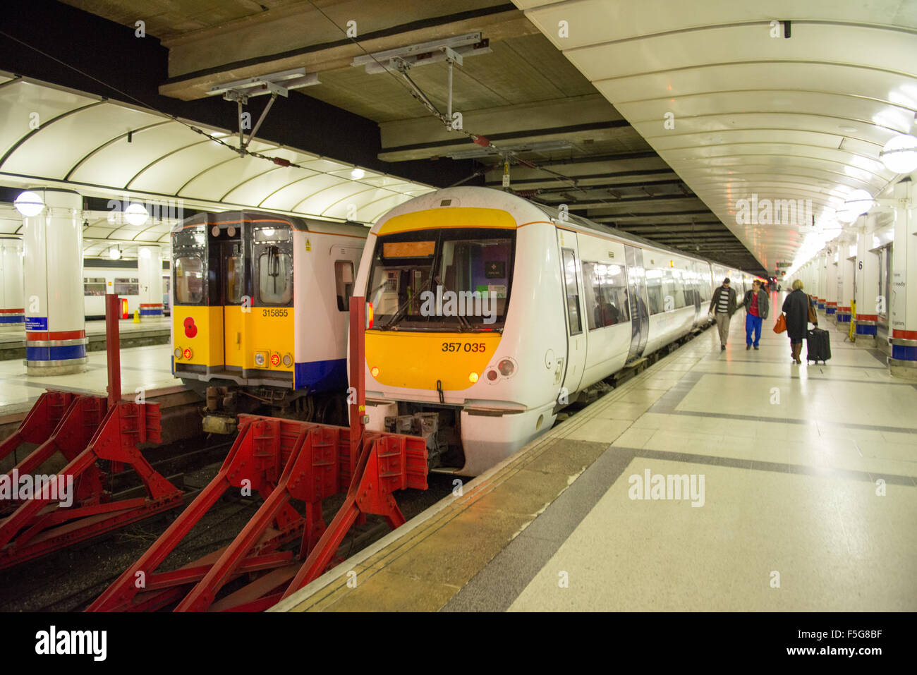 Trains stationary at platforms Stock Photo - Alamy
