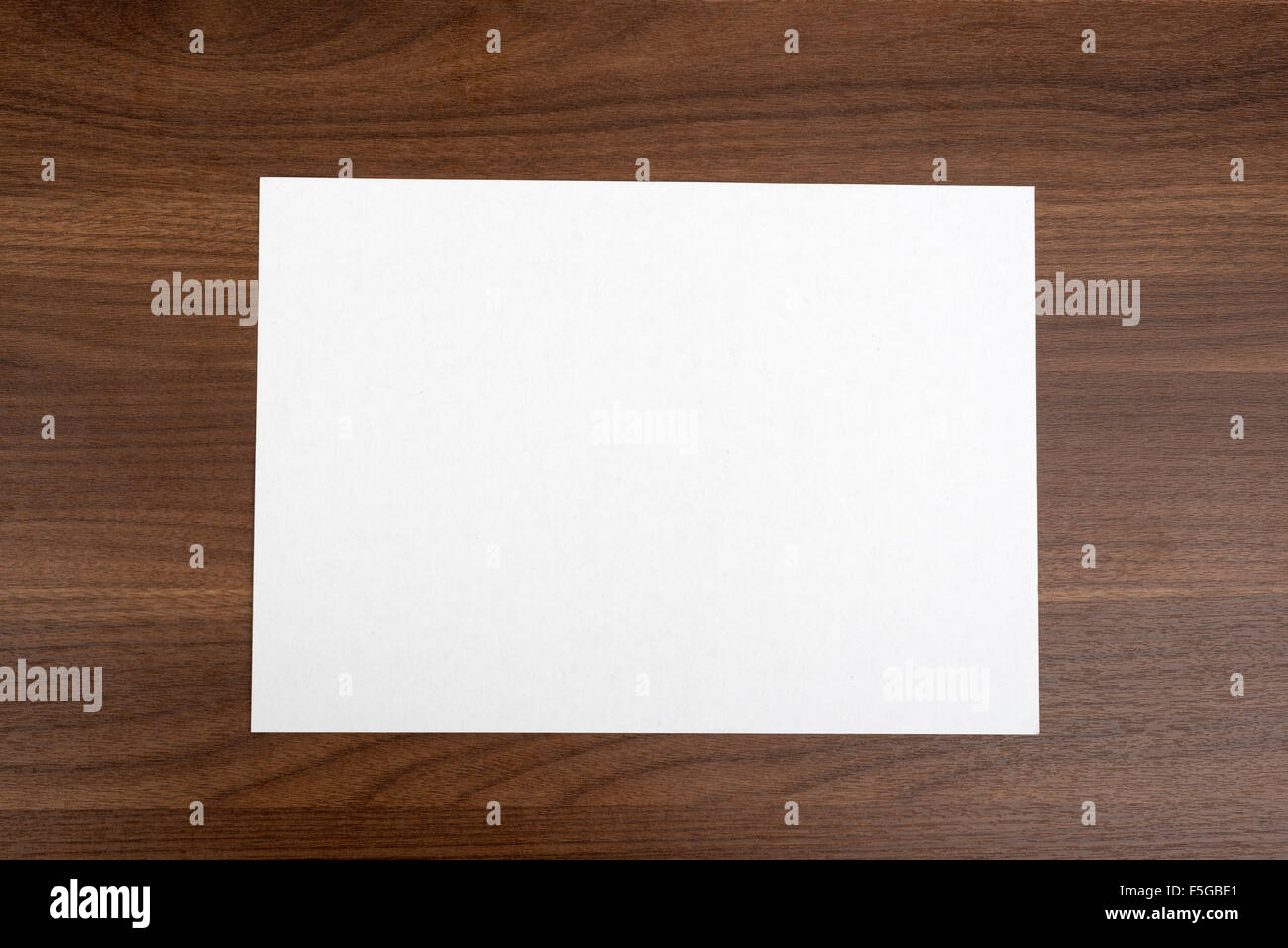 Empty card on wood table Stock Photo - Alamy