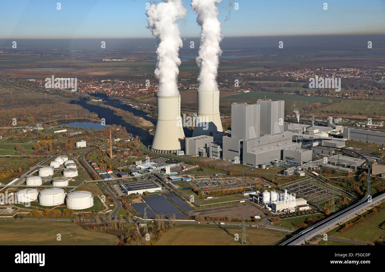 Lippendorf, Germany. 03rd Nov, 2015. Steam rises from the cooling ...