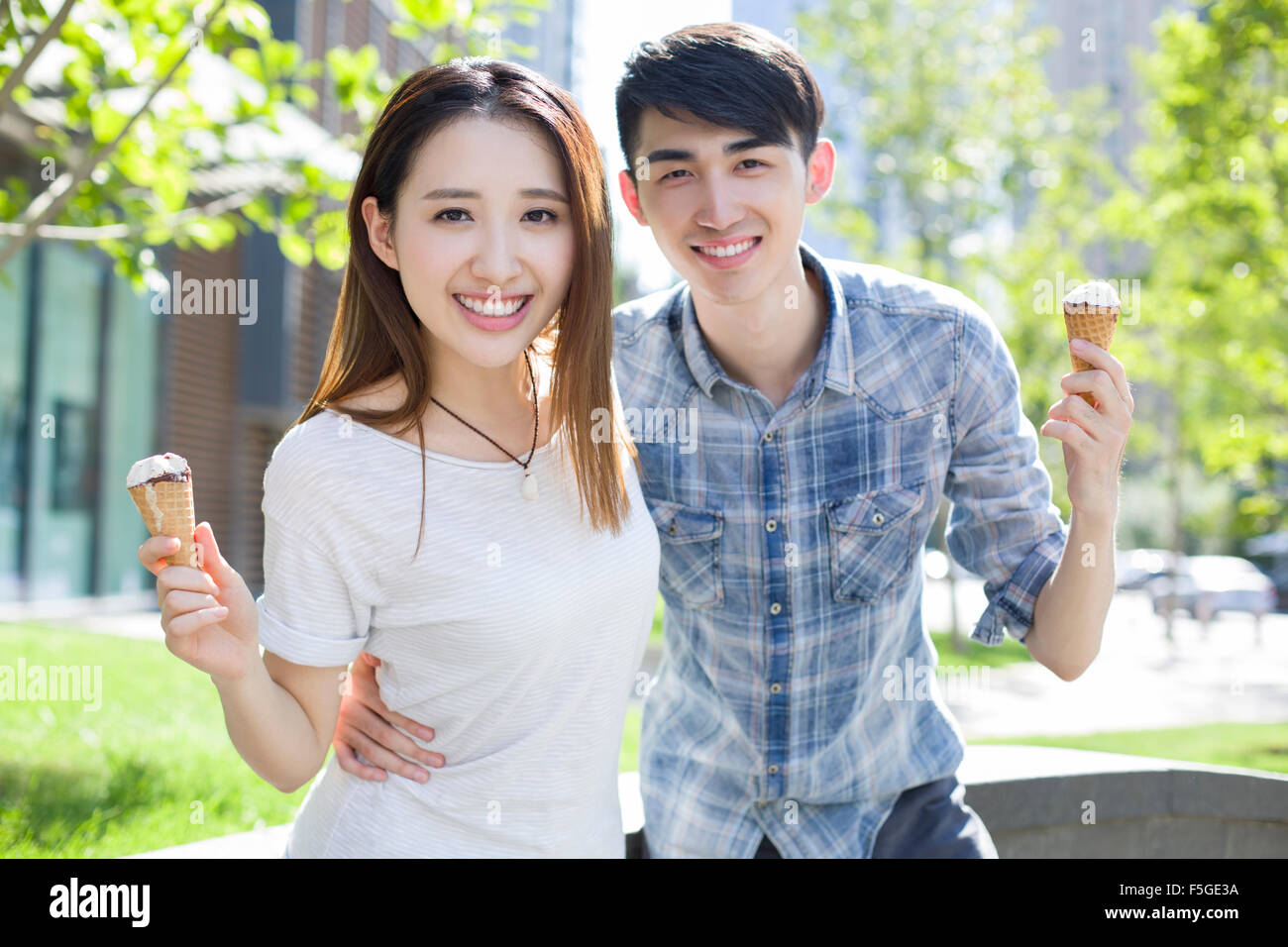 Happy young couple eating ice cream Stock Photo - Alamy