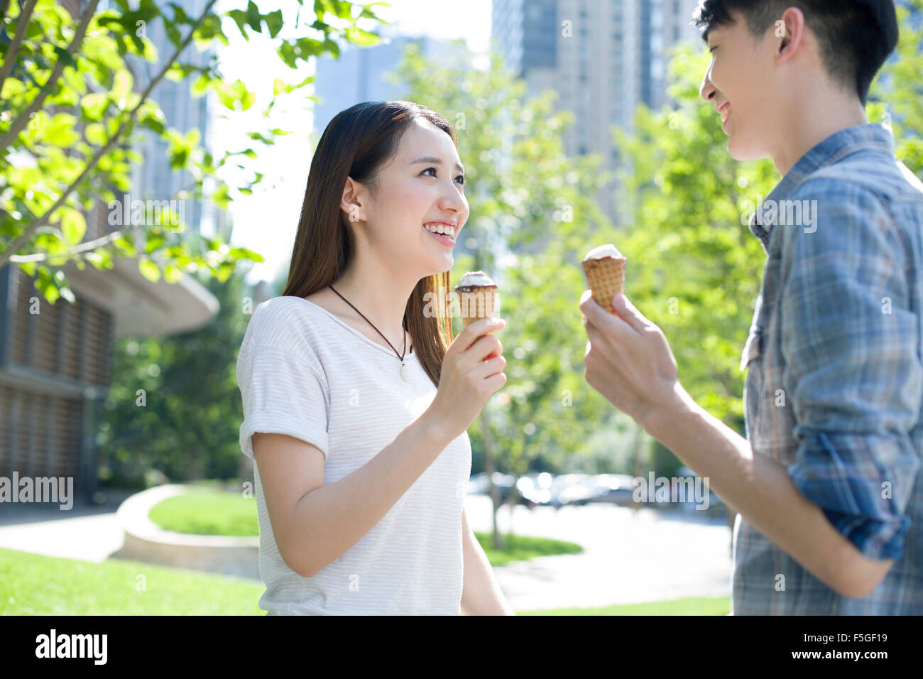 Young couple eating ice hi-res stock photography and images - Alamy