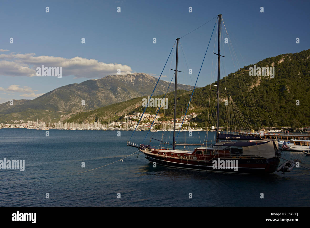 Small masted boat hi-res stock photography and images - Alamy