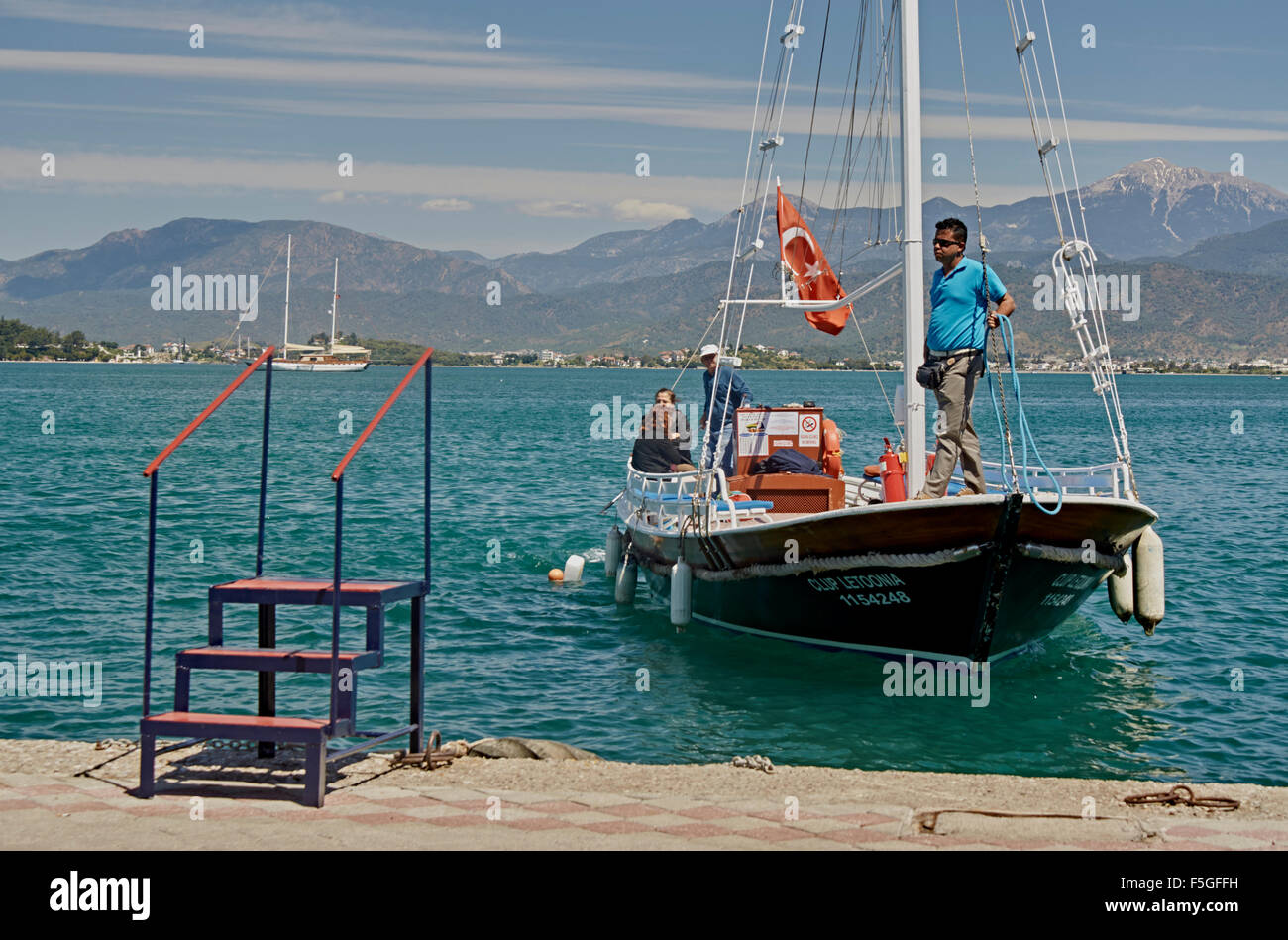 Small boat approaching landing stage Stock Photo - Alamy