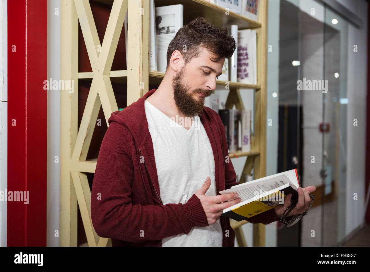 Reading alone serious hi-res stock photography and images - Alamy