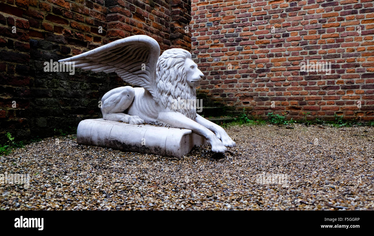 Winged creature statue hi-res stock photography and images - Alamy