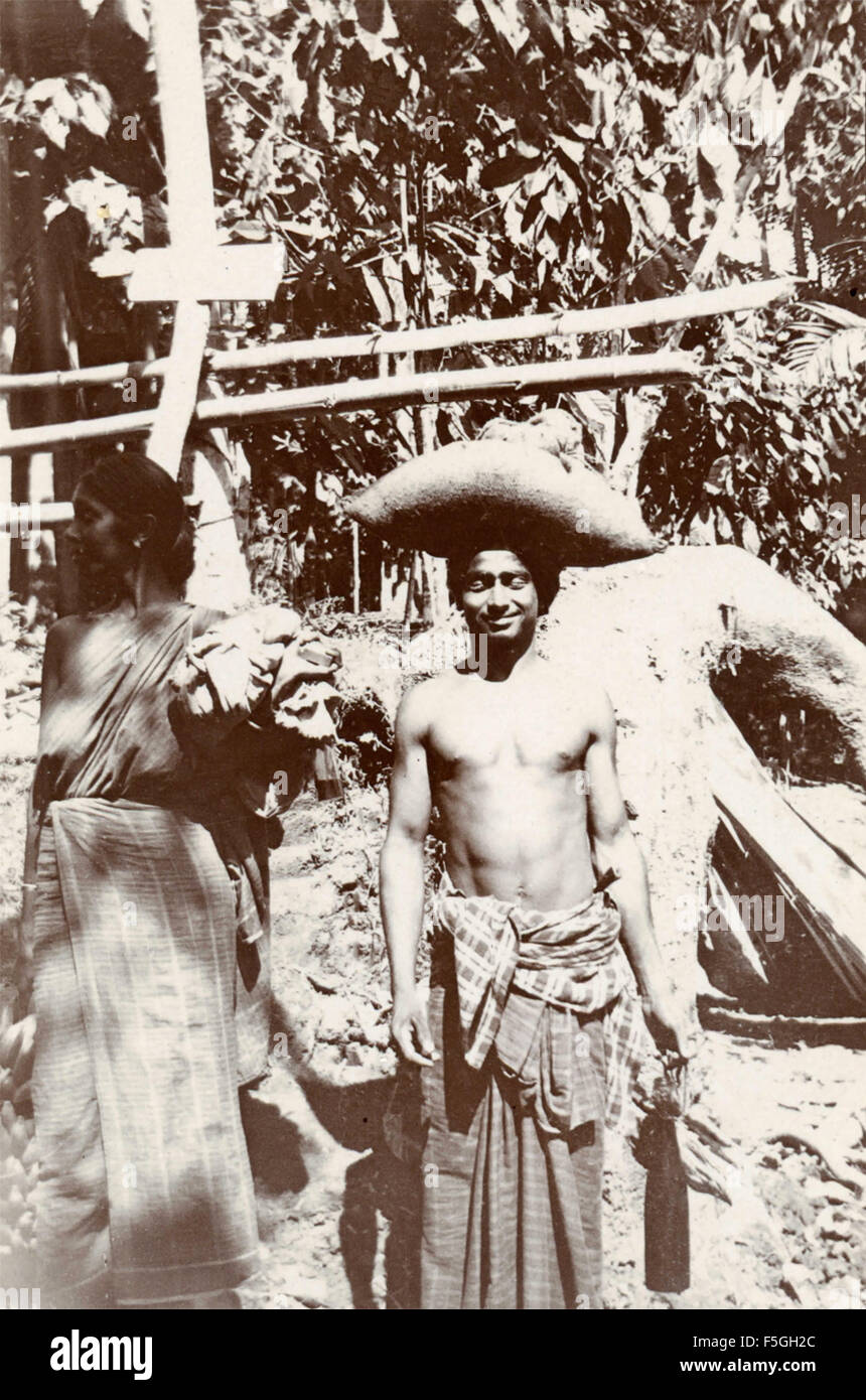 Bearer pack on his head , India Stock Photo - Alamy
