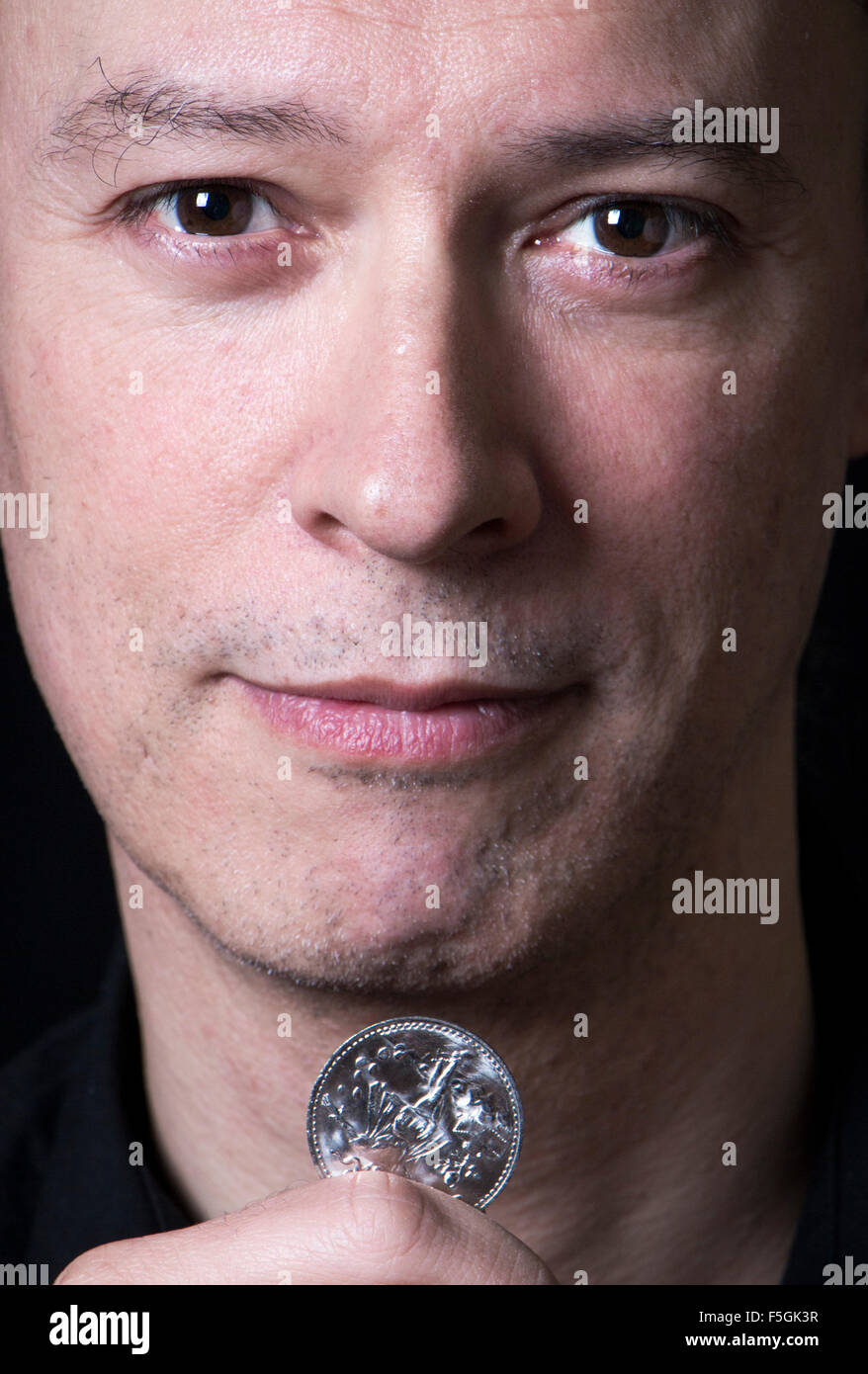 Magic trick coin hi-res stock photography and images - Alamy
