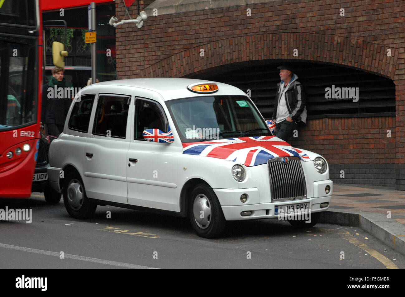 Black and white hackney carriage hi-res stock photography and images ...