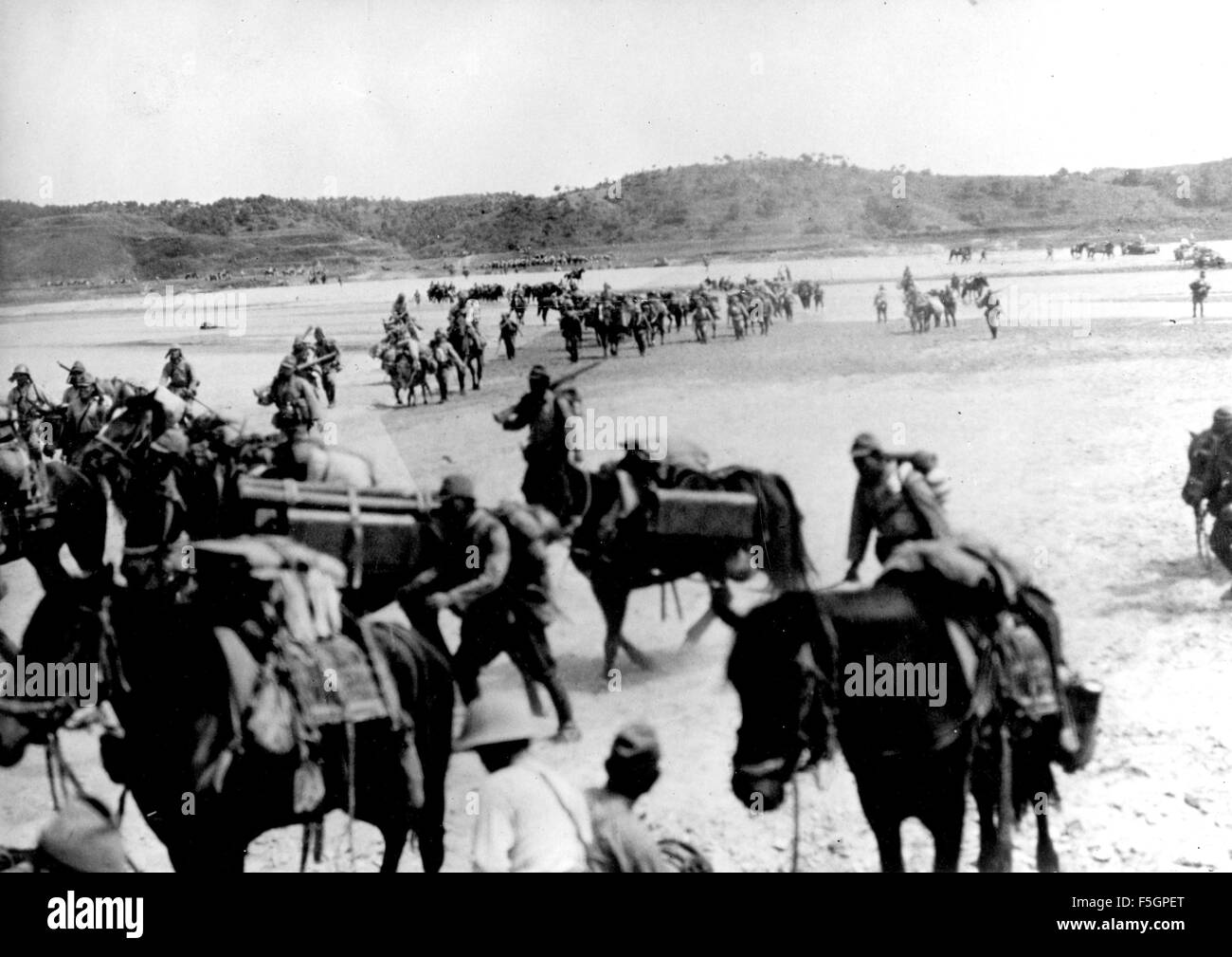 SINO-JAPANESE WAR 1931-1945 Japanese troops crossing a river Stock ...