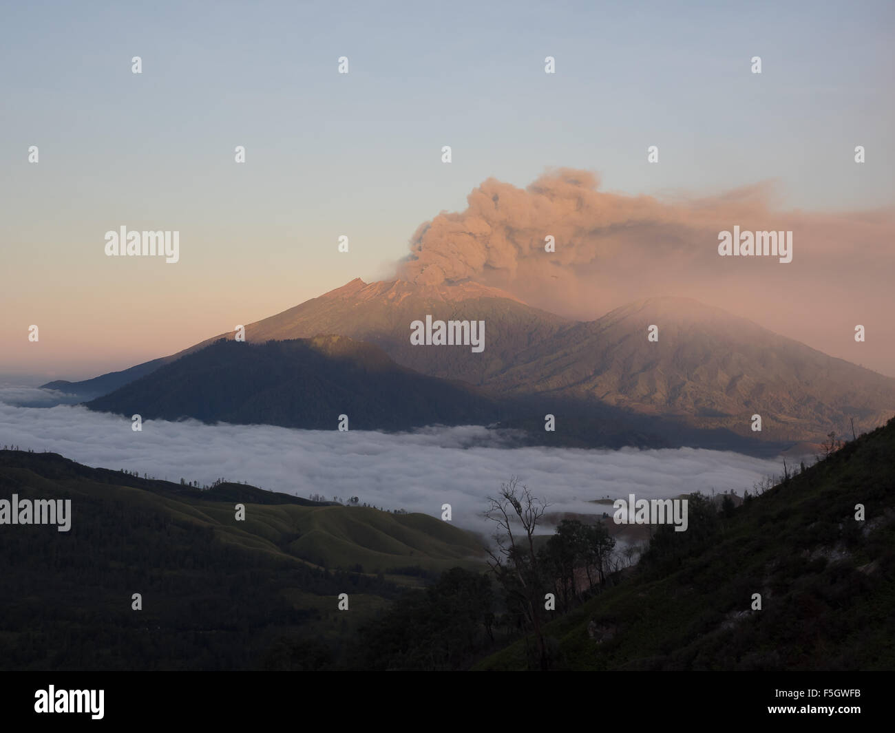 Mt Raung eruption, java, july 2015 Stock Photo - Alamy