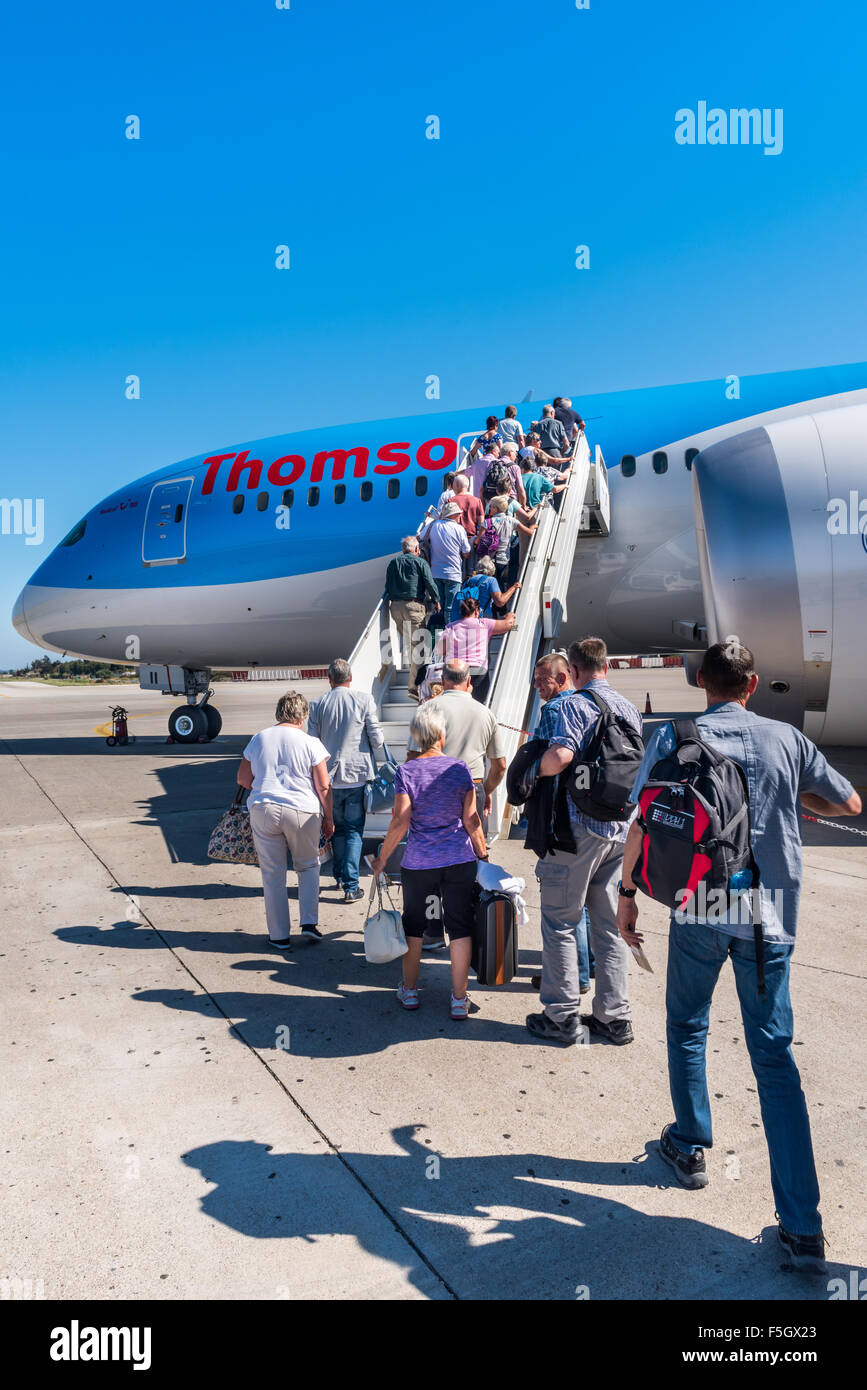 Boeing 787 dreamliner wing hi-res stock photography and images - Alamy