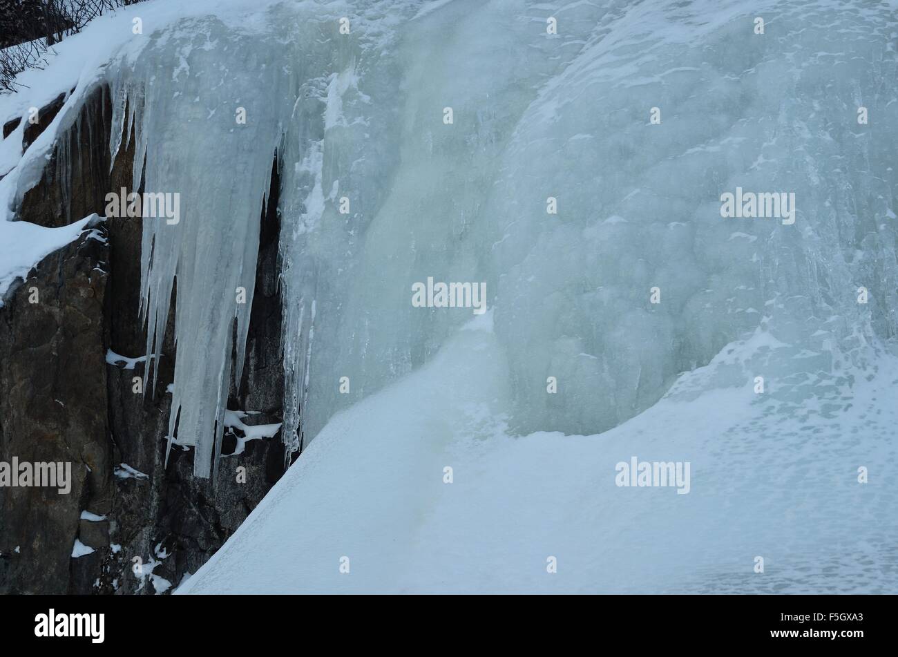 Hanging off cliff hi-res stock photography and images - Alamy