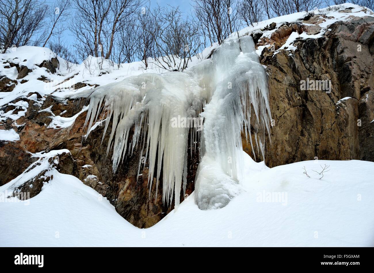 Hanging off cliff hi-res stock photography and images - Alamy