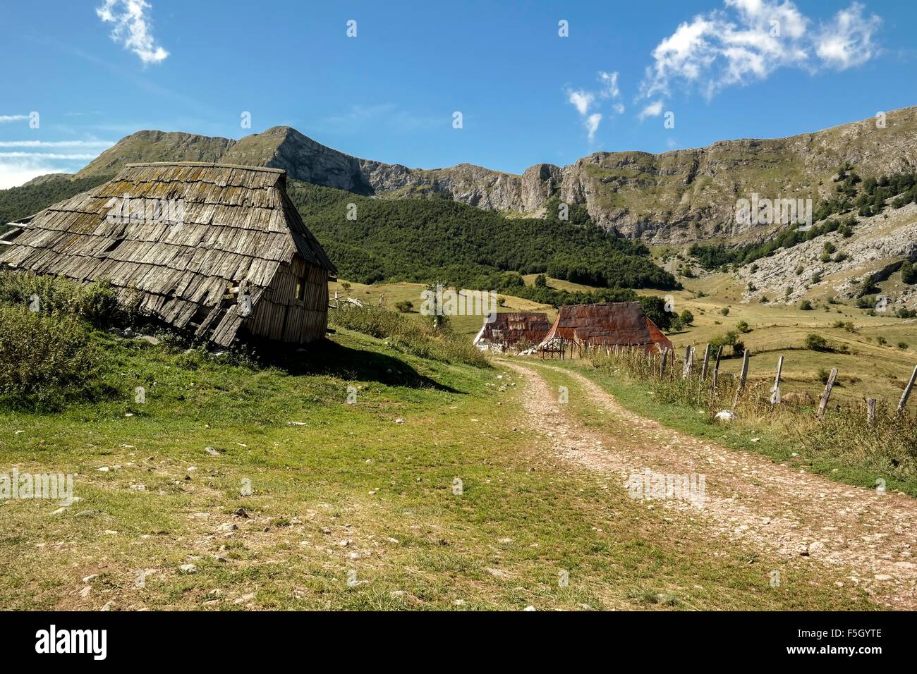 Ruinous houses on the way from Gradina (Umoljani) to Studeni Potok ...