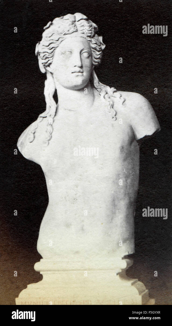 Statue of woman with arms missing, the Vatican Museums Stock Photo - Alamy