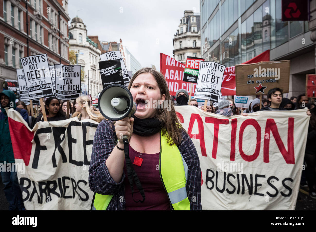 London, UK. 4th Nov, 2015. ‘Grants Not Fees’ protest march by hundreds ...