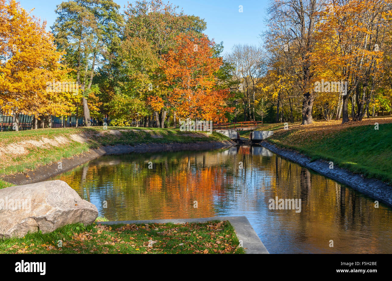 Autumn tree reflection on lake hi-res stock photography and images - Alamy