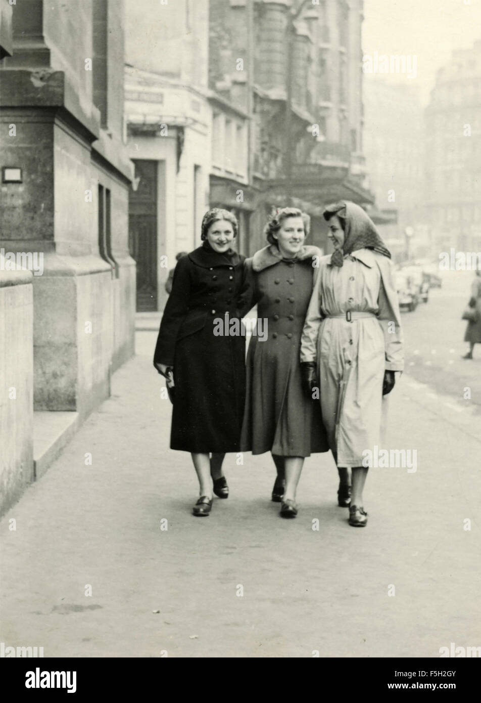 1940s women walking hi-res stock photography and images - Alamy