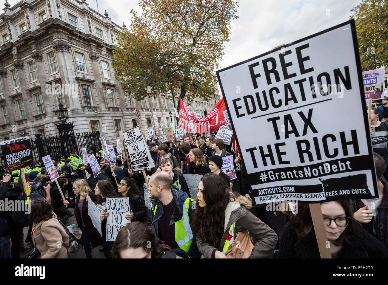 London, UK. 4th Nov, 2015. ‘Grants Not Fees’ protest march by hundreds ...